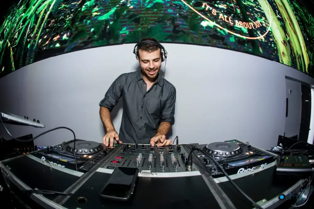 די ג'יי אדם לב | DJ Adam Lev | קליאנטה החברה למוסיקה